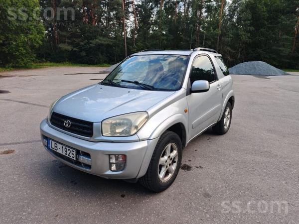 Grey Toyota RAV4 2002 in Riga, with an engine capacity of 2.00 L and mileage of 227 thousand km for 1500 €, photo 4 on AUTOMOTO.COM.LV
