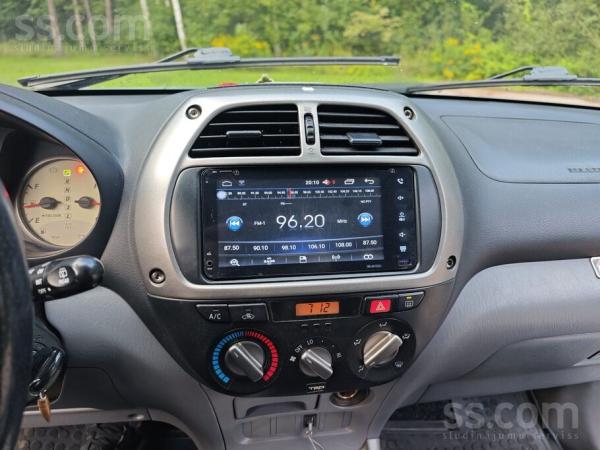 Grey Toyota RAV4 2002 in Riga, with an engine capacity of 2.00 L and mileage of 227 thousand km for 1500 €, photo 8 on AUTOMOTO.COM.LV