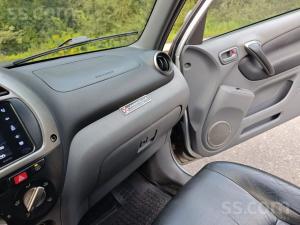 Grey Toyota RAV4 2002 in Riga, with an engine capacity of 2.00 L and mileage of 227 thousand km for 1500 €, photo 12 on AUTOMOTO.COM.LV