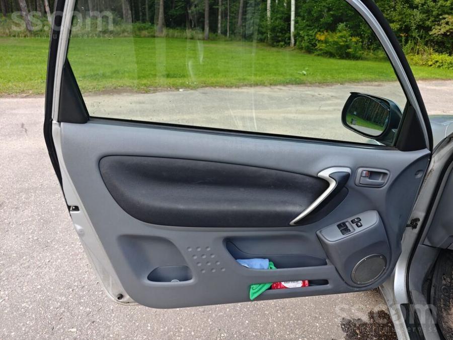 Grey Toyota RAV4 2002 in Riga, with an engine capacity of 2.00 L and mileage of 227 thousand km for 1500 €, photo 13 on AUTOMOTO.COM.LV