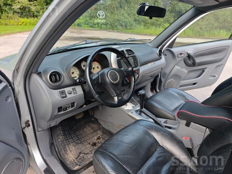 Grey Toyota RAV4 2002 in Riga, with an engine capacity of 2.00 L and mileage of 227 thousand km for 1500 €, photo 14 on AUTOMOTO.COM.LV