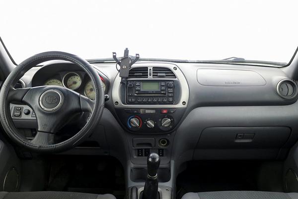 Grey Toyota RAV4 2002 in Tallinn, with an engine capacity of 2.00 L and mileage of 359 thousand km for 1399 €, photo 6 on AUTOMOTO.COM.LV