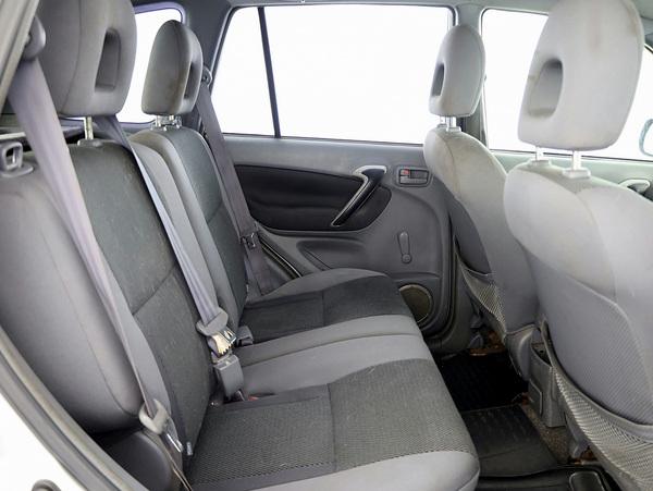 Grey Toyota RAV4 2002 in Tallinn, with an engine capacity of 2.00 L and mileage of 359 thousand km for 1399 €, photo 8 on AUTOMOTO.COM.LV
