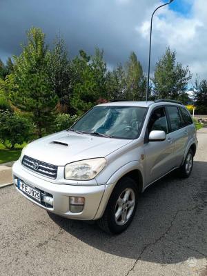 Pelēks Toyota RAV4 2002 Anykščiai, ar dzinēja tilpumu 2.00 L un nobraukumu 431 tūkst. km par 1750 €, foto  vietnē AUTOMOTO.COM.LV