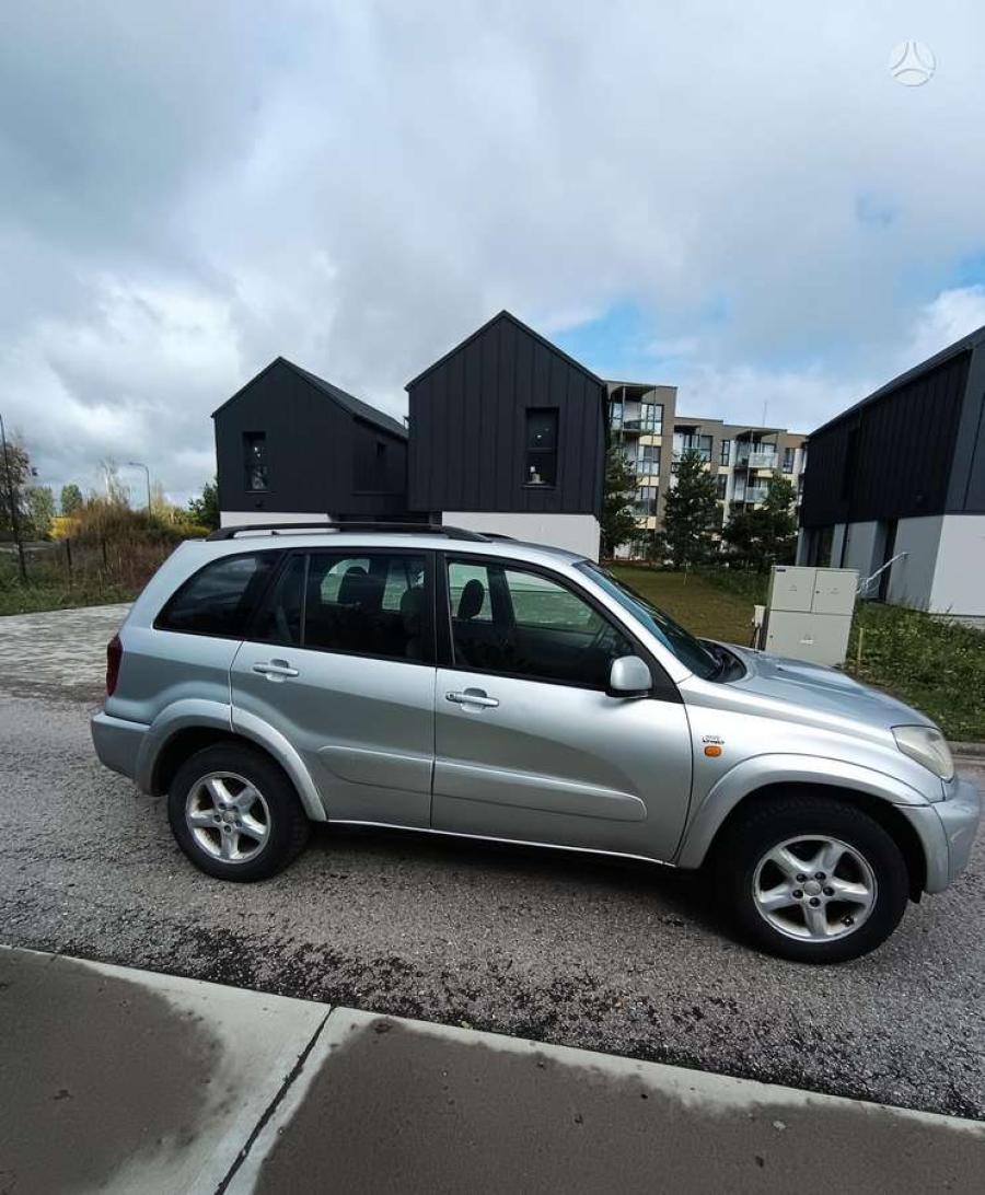 Grey Toyota RAV4 2002 in Anyksciai, with an engine capacity of 2.00 L and mileage of 431 thousand km for 1750 €, photo 5 on AUTOMOTO.COM.LV