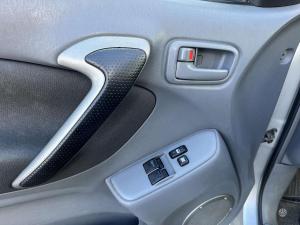 Pelēks Toyota RAV4 2002 Tauragė, ar dzinēja tilpumu 2.00 L un nobraukumu 182 tūkst. km par 3100 €, foto 8 vietnē AUTOMOTO.COM.LV