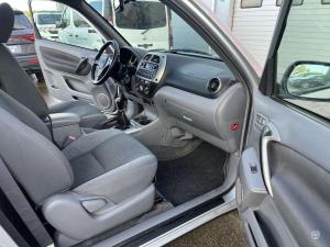 Pelēks Toyota RAV4 2002 Tauragė, ar dzinēja tilpumu 2.00 L un nobraukumu 182 tūkst. km par 3100 €, foto 13 vietnē AUTOMOTO.COM.LV