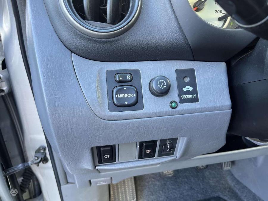 Pelēks Toyota RAV4 2002 Tauragė, ar dzinēja tilpumu 2.00 L un nobraukumu 182 tūkst. km par 3100 €, foto 14 vietnē AUTOMOTO.COM.LV