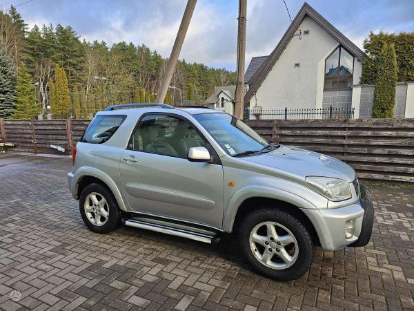 Grey Toyota RAV4 2003 in Mazeikiai, with an engine capacity of 2.00 L and mileage of 236 thousand km for 4200 €, photo 2 on AUTOMOTO.COM.LV