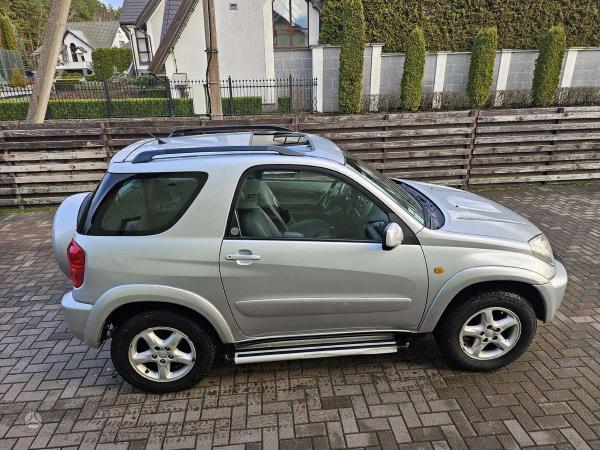 Grey Toyota RAV4 2003 in Mazeikiai, with an engine capacity of 2.00 L and mileage of 236 thousand km for 4200 €, photo 3 on AUTOMOTO.COM.LV