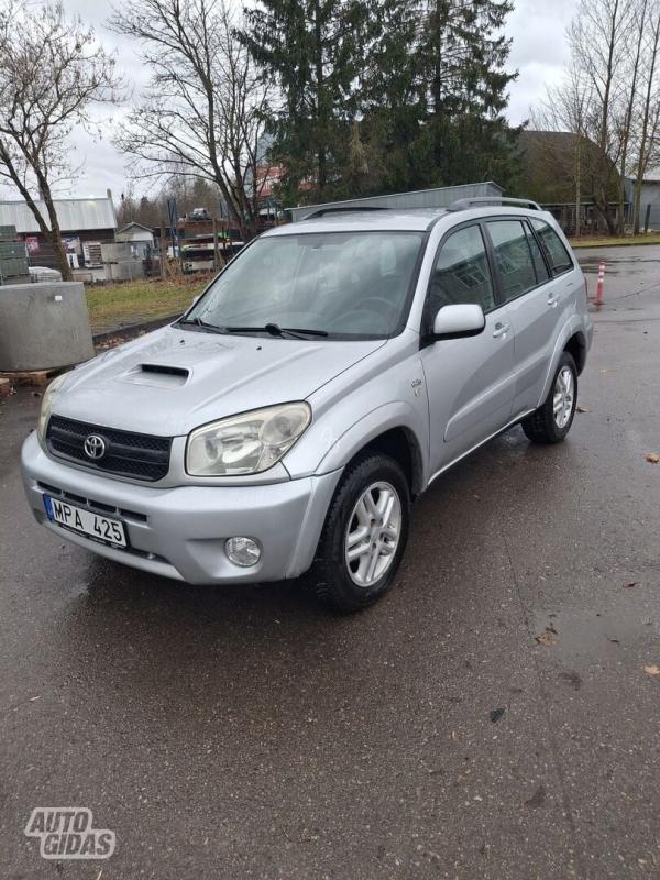 Pelēks Toyota RAV4 2003 Viļņa, ar dzinēja tilpumu 2.00 L un nobraukumu 249 tūkst. km par 3300 €, foto 1 vietnē AUTOMOTO.COM.LV