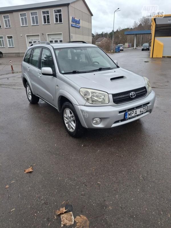 Pelēks Toyota RAV4 2003 Viļņa, ar dzinēja tilpumu 2.00 L un nobraukumu 249 tūkst. km par 3300 €, foto 2 vietnē AUTOMOTO.COM.LV