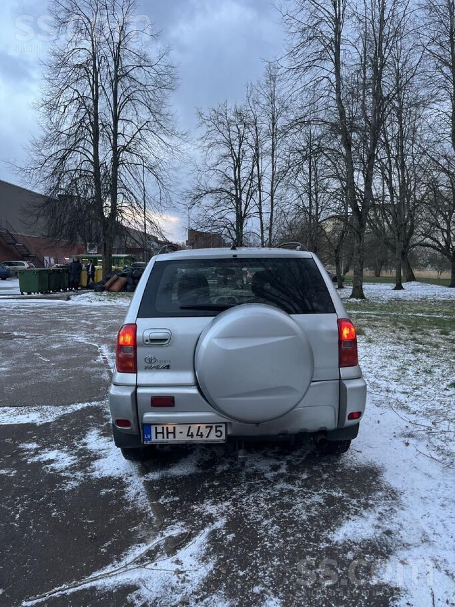 Pelēks Toyota RAV4 2003 Liepāja, ar dzinēja tilpumu 2.00 L un nobraukumu 296 tūkst. km par 2999 €, foto 4 vietnē AUTOMOTO.COM.LV