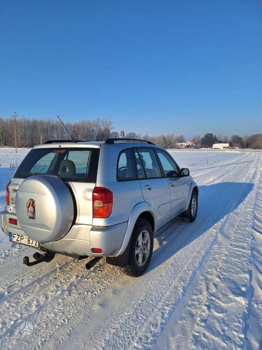 Pelēks Toyota RAV4 2003 Šilutė, ar dzinēja tilpumu 2.00 L un nobraukumu 344 tūkst. km par 2400 €, foto 7 vietnē AUTOMOTO.COM.LV