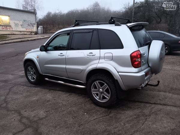 Grey Toyota RAV4 2003 in Vilnius, with an engine capacity of 2.00 L and mileage of 303 thousand km for 2950 €, photo 3 on AUTOMOTO.COM.LV