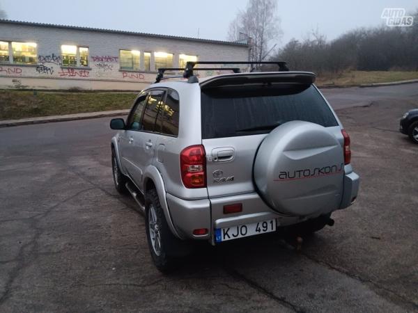 Grey Toyota RAV4 2003 in Vilnius, with an engine capacity of 2.00 L and mileage of 303 thousand km for 2950 €, photo 4 on AUTOMOTO.COM.LV