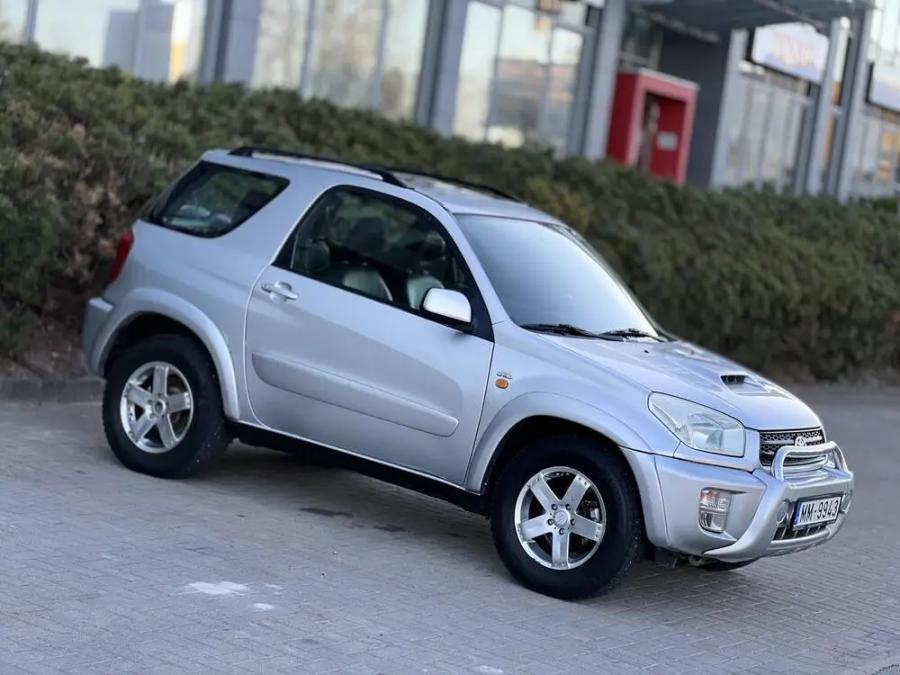Grey Toyota RAV4 2003 in Riga, with an engine capacity of 2.00 L and mileage of 171 thousand km for 2990 €, photo 6 on AUTOMOTO.COM.LV