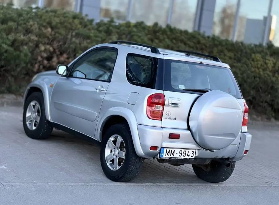 Grey Toyota RAV4 2003 in Riga, with an engine capacity of 2.00 L and mileage of 171 thousand km for 2990 €, photo 8 on AUTOMOTO.COM.LV