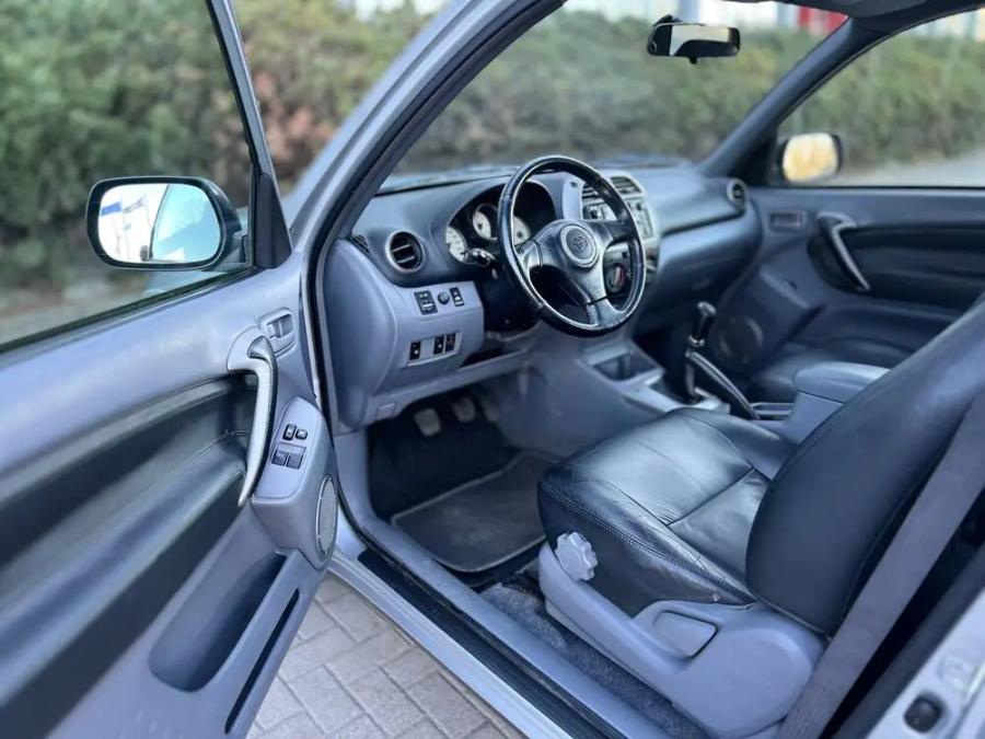 Grey Toyota RAV4 2003 in Riga, with an engine capacity of 2.00 L and mileage of 171 thousand km for 2990 €, photo 14 on AUTOMOTO.COM.LV