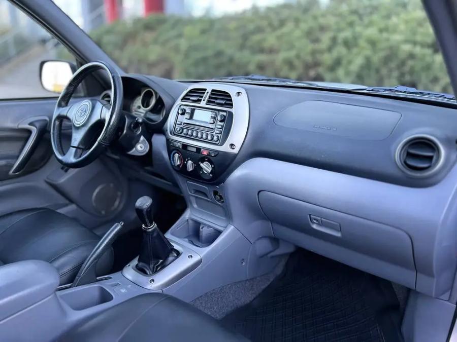Grey Toyota RAV4 2003 in Riga, with an engine capacity of 2.00 L and mileage of 171 thousand km for 2990 €, photo 20 on AUTOMOTO.COM.LV