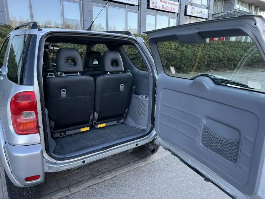 Grey Toyota RAV4 2003 in Riga, with an engine capacity of 2.00 L and mileage of 171 thousand km for 2990 €, photo 24 on AUTOMOTO.COM.LV