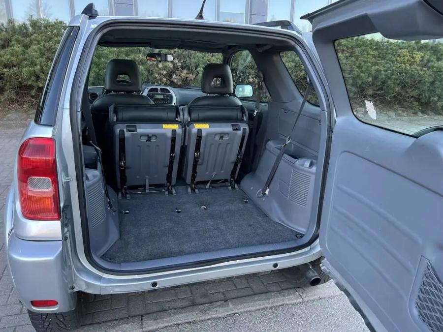 Grey Toyota RAV4 2003 in Riga, with an engine capacity of 2.00 L and mileage of 171 thousand km for 2990 €, photo 25 on AUTOMOTO.COM.LV