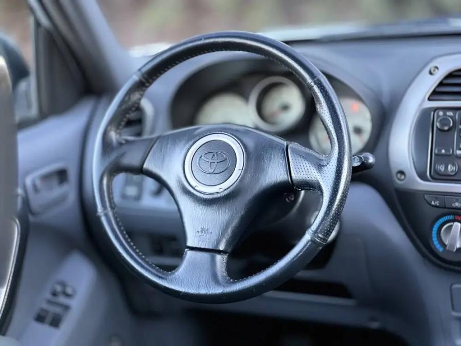 Grey Toyota RAV4 2003 in Riga, with an engine capacity of 2.00 L and mileage of 171 thousand km for 2990 €, photo 26 on AUTOMOTO.COM.LV
