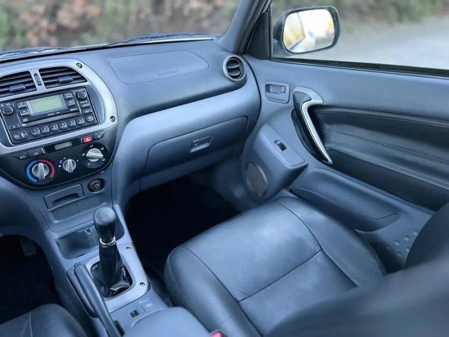 Grey Toyota RAV4 2003 in Riga, with an engine capacity of 2.00 L and mileage of 171 thousand km for 2990 €, photo 28 on AUTOMOTO.COM.LV