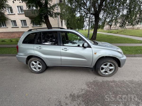 Grey Toyota RAV4 2003 in Daugavpils, with an engine capacity of 2.00 L and mileage of 315 thousand km for 1600 €, photo 3 on AUTOMOTO.COM.LV