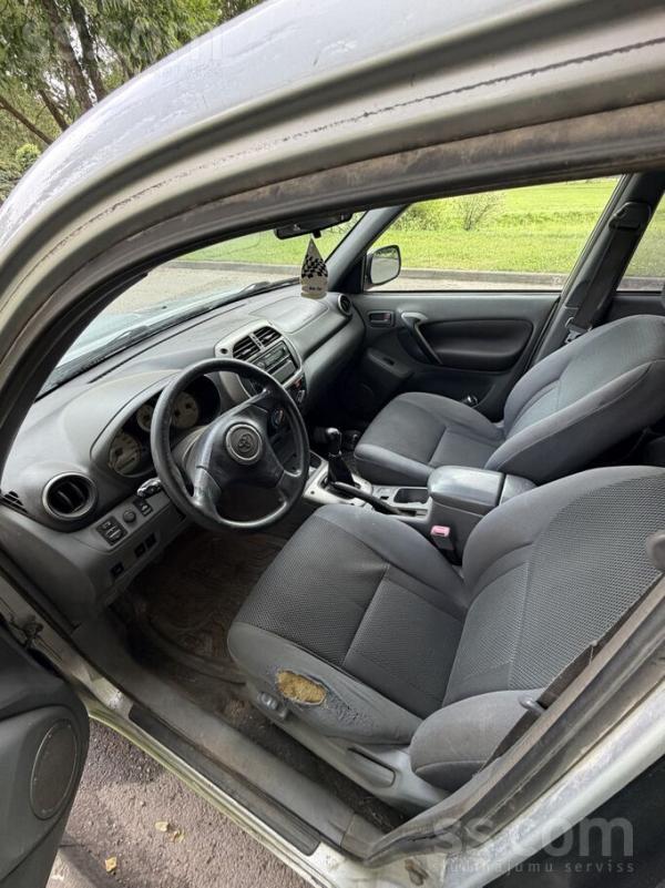 Grey Toyota RAV4 2003 in Daugavpils, with an engine capacity of 2.00 L and mileage of 315 thousand km for 1600 €, photo 6 on AUTOMOTO.COM.LV