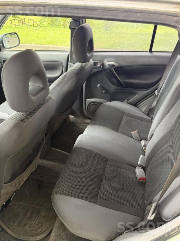 Grey Toyota RAV4 2003 in Daugavpils, with an engine capacity of 2.00 L and mileage of 315 thousand km for 1600 €, photo 8 on AUTOMOTO.COM.LV