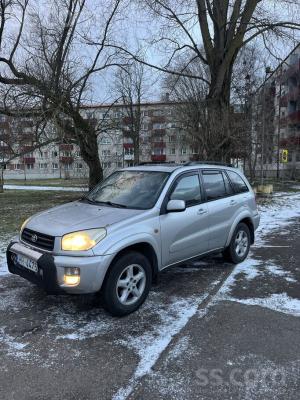 Pelēks Toyota RAV4 2003 Liepāja, ar dzinēja tilpumu 2.00 L un nobraukumu 296 tūkst. km par 2250 €, foto  vietnē AUTOMOTO.COM.LV
