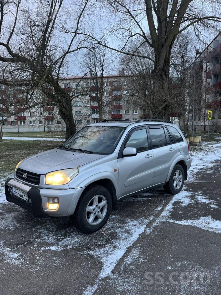 Pelēks Toyota RAV4 2003 Liepāja, ar dzinēja tilpumu 2.00 L un nobraukumu 296 tūkst. km par 2250 €, foto 1 vietnē AUTOMOTO.COM.LV