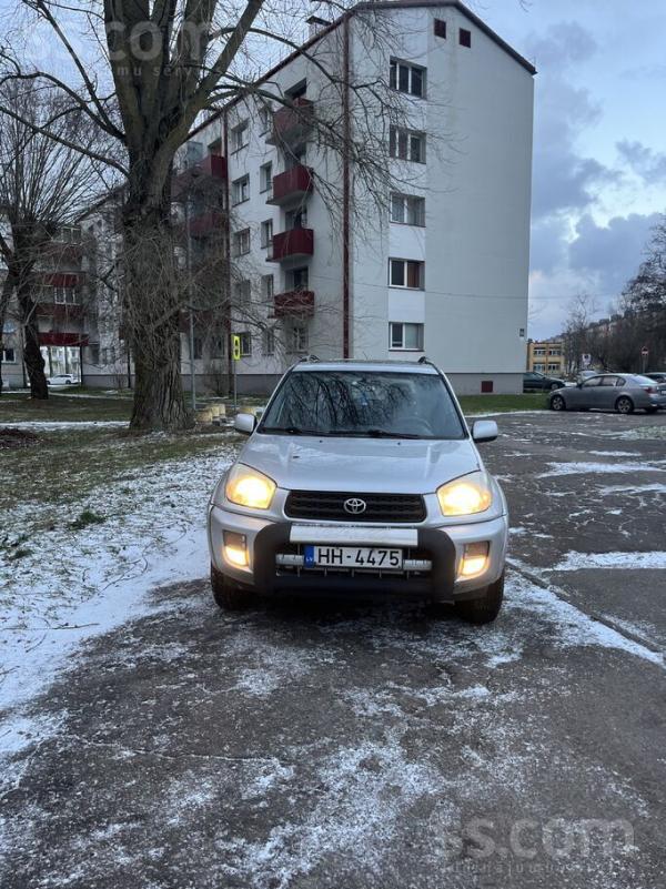 Pelēks Toyota RAV4 2003 Liepāja, ar dzinēja tilpumu 2.00 L un nobraukumu 296 tūkst. km par 2250 €, foto 2 vietnē AUTOMOTO.COM.LV