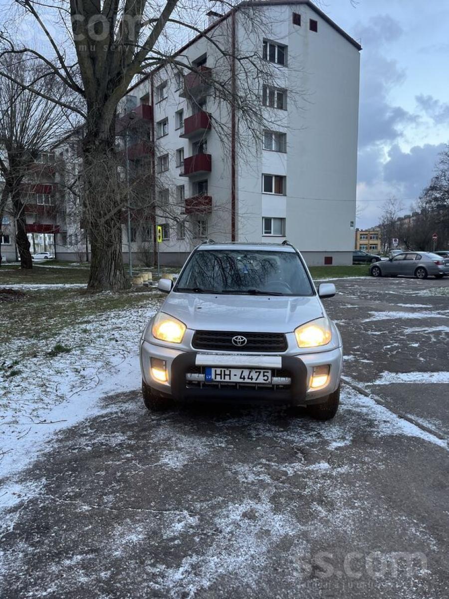 Pelēks Toyota RAV4 2003 Liepāja, ar dzinēja tilpumu 2.00 L un nobraukumu 296 tūkst. km par 2250 €, foto 3 vietnē AUTOMOTO.COM.LV