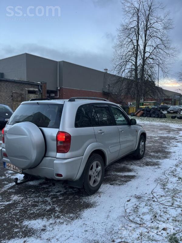 Pelēks Toyota RAV4 2003 Liepāja, ar dzinēja tilpumu 2.00 L un nobraukumu 296 tūkst. km par 2250 €, foto 3 vietnē AUTOMOTO.COM.LV