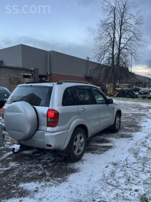 Pelēks Toyota RAV4 2003 Liepāja, ar dzinēja tilpumu 2.00 L un nobraukumu 296 tūkst. km par 2250 €, foto 4 vietnē AUTOMOTO.COM.LV