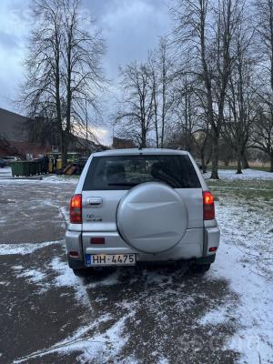 Pelēks Toyota RAV4 2003 Liepāja, ar dzinēja tilpumu 2.00 L un nobraukumu 296 tūkst. km par 2250 €, foto 5 vietnē AUTOMOTO.COM.LV
