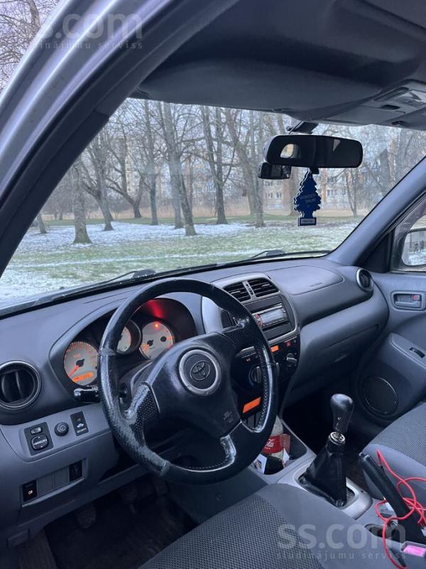 Pelēks Toyota RAV4 2003 Liepāja, ar dzinēja tilpumu 2.00 L un nobraukumu 296 tūkst. km par 2250 €, foto 5 vietnē AUTOMOTO.COM.LV