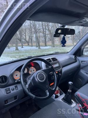 Pelēks Toyota RAV4 2003 Liepāja, ar dzinēja tilpumu 2.00 L un nobraukumu 296 tūkst. km par 2250 €, foto 6 vietnē AUTOMOTO.COM.LV