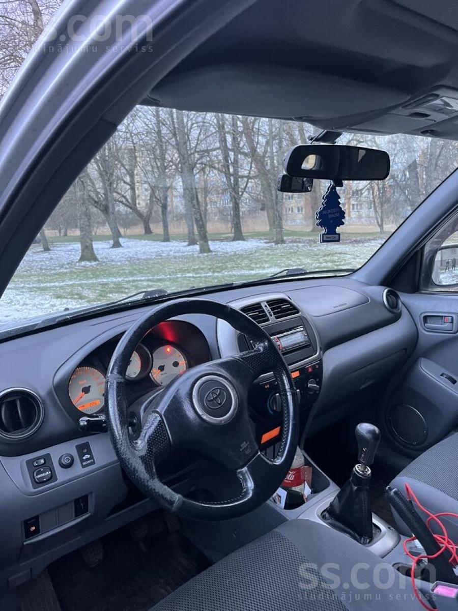 Pelēks Toyota RAV4 2003 Liepāja, ar dzinēja tilpumu 2.00 L un nobraukumu 296 tūkst. km par 2250 €, foto 6 vietnē AUTOMOTO.COM.LV
