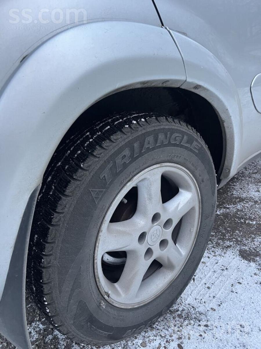 Pelēks Toyota RAV4 2003 Liepāja, ar dzinēja tilpumu 2.00 L un nobraukumu 296 tūkst. km par 2250 €, foto 8 vietnē AUTOMOTO.COM.LV