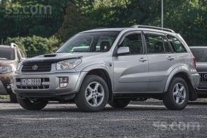 Pelēks Toyota RAV4 2003 Rīga, ar dzinēja tilpumu 2.00 L un nobraukumu 202 tūkst. km par 2290 €, foto  vietnē AUTOMOTO.COM.LV