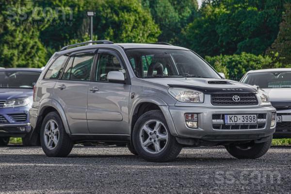 Grey Toyota RAV4 2003 in Riga, with an engine capacity of 2.00 L and mileage of 202 thousand km for 2290 €, photo 2 on AUTOMOTO.COM.LV