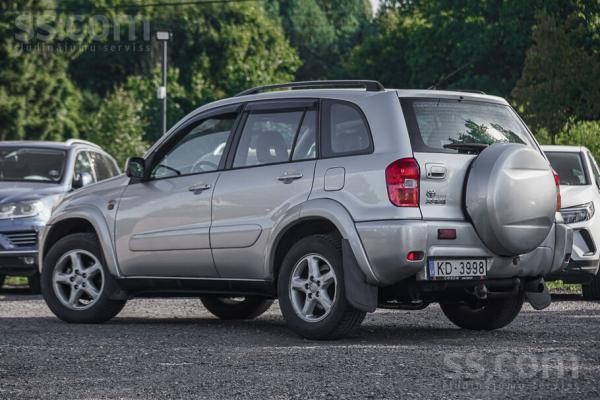 Grey Toyota RAV4 2003 in Riga, with an engine capacity of 2.00 L and mileage of 202 thousand km for 2290 €, photo 3 on AUTOMOTO.COM.LV