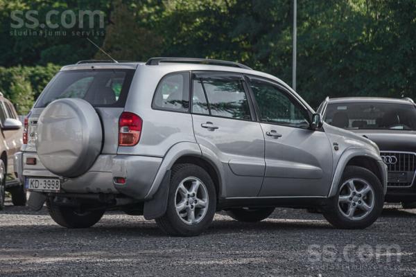 Grey Toyota RAV4 2003 in Riga, with an engine capacity of 2.00 L and mileage of 202 thousand km for 2290 €, photo 4 on AUTOMOTO.COM.LV