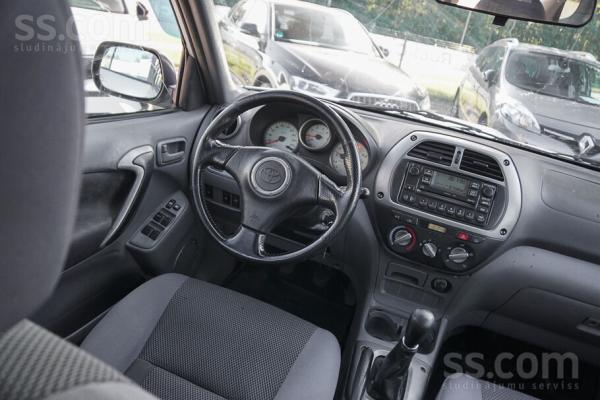 Grey Toyota RAV4 2003 in Riga, with an engine capacity of 2.00 L and mileage of 202 thousand km for 2290 €, photo 7 on AUTOMOTO.COM.LV