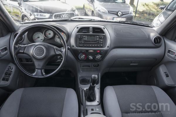 Grey Toyota RAV4 2003 in Riga, with an engine capacity of 2.00 L and mileage of 202 thousand km for 2290 €, photo 8 on AUTOMOTO.COM.LV