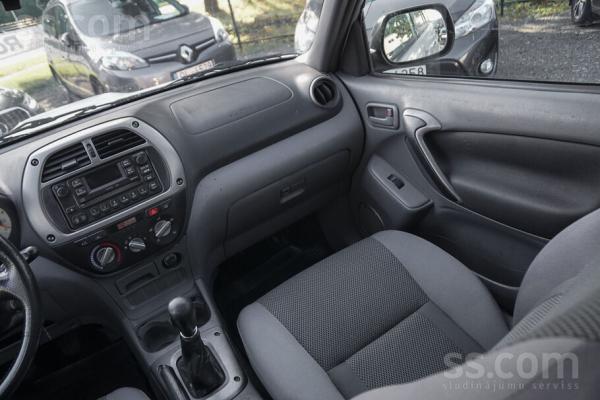 Grey Toyota RAV4 2003 in Riga, with an engine capacity of 2.00 L and mileage of 202 thousand km for 2290 €, photo 9 on AUTOMOTO.COM.LV