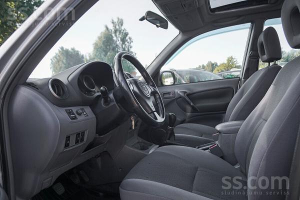 Grey Toyota RAV4 2003 in Riga, with an engine capacity of 2.00 L and mileage of 202 thousand km for 2290 €, photo 10 on AUTOMOTO.COM.LV